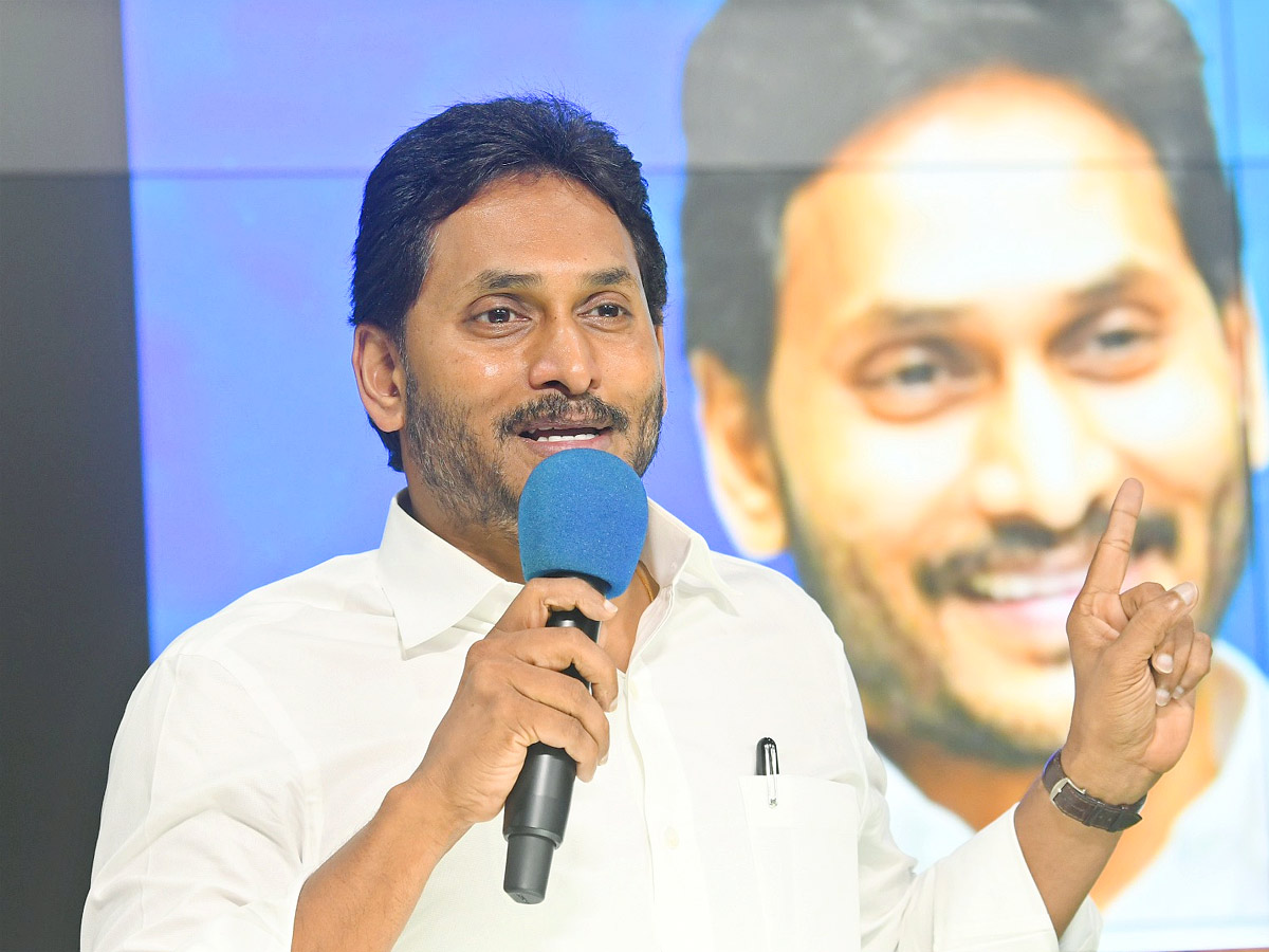 తాడేపల్లిలో మంగళగిరి వైఎస్సార్‌సీపీ నేతలతో వైఎస్‌ జగన్‌ సమావేశం (ఫొటోలు) | YS Jagan Sensational ...